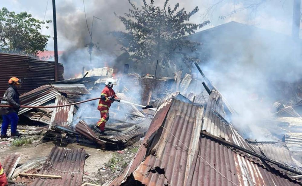 Lapan rumah setinggan musnah dan warga emas cedera melecur dalam kebakaran
